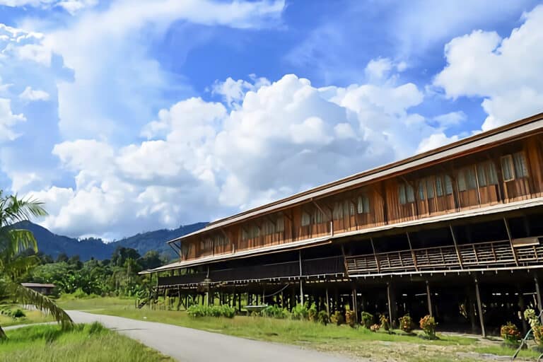 Les maisons longues (longhouse) traditionnelles de Sabah et Brunei