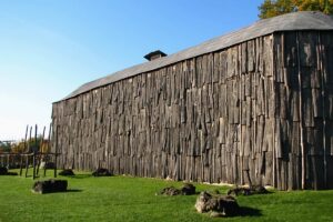Les maisons longues des Iroquois : architecture, mode de vie et héritage
