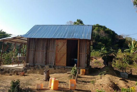 Petite maison malgache en bois de palissandre et toit de tôle