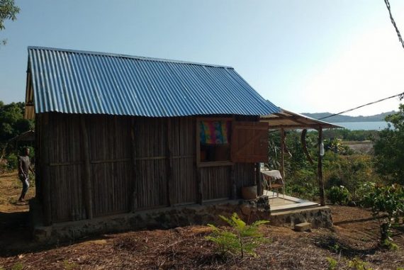 Petite maison malgache en bois de palissandre et toit de tôle