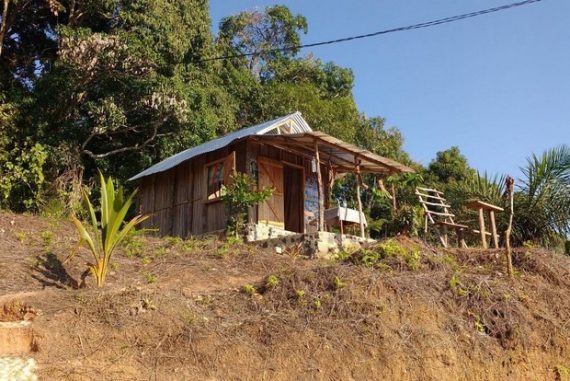Petite maison malgache en bois de palissandre et toit de tôle