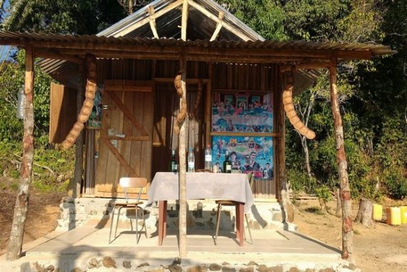 Petite maison malgache en bois de palissandre et toit de tôle
