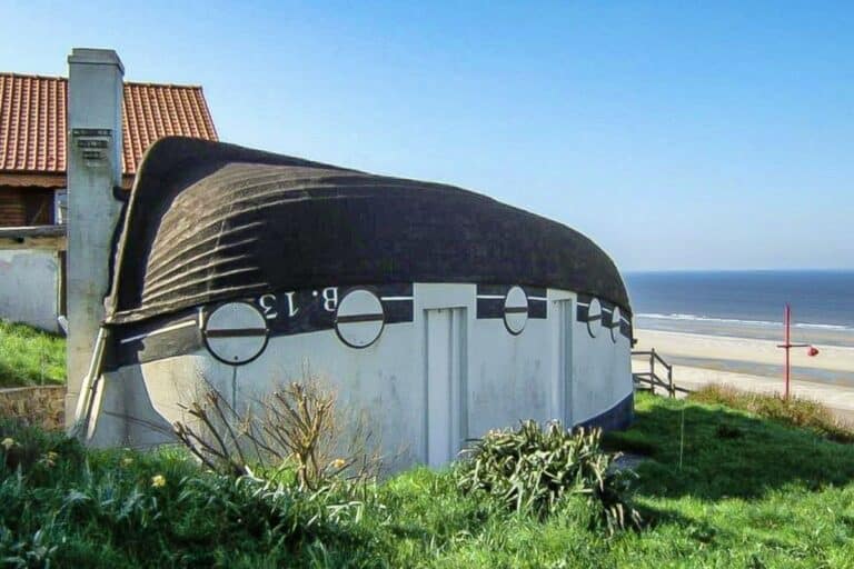 Les quilles en l'air : des maisons en coques de bateau retournées