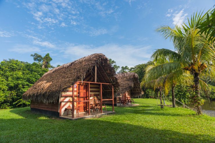 Botopasi : village traditionnel en bois du peuple Saramaka au Suriname