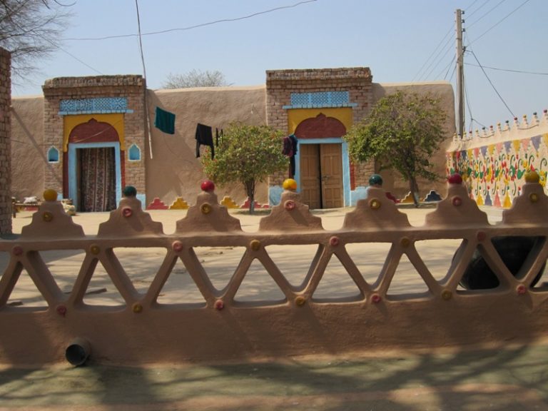 Les magnifiques maisons de boue de Thatta Kedona Les magnifiques maisons de boue de Thatta Kedona