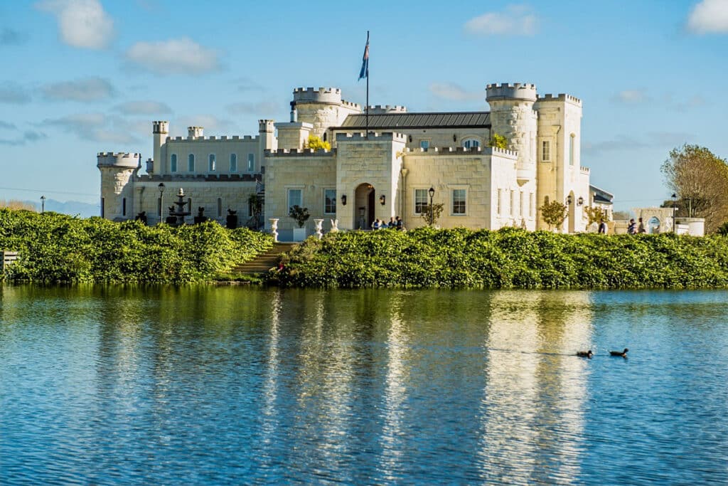 Riverstone Castle : l’incroyable château de Dot et Neil Smith à Oamaru ...