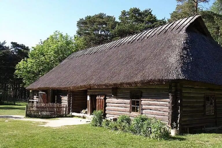 Des maisons faites de coques de bateau retournées