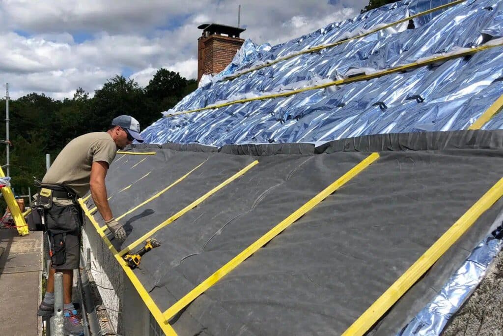 7 bonnes pratiques pour étendre une bâche de toiture