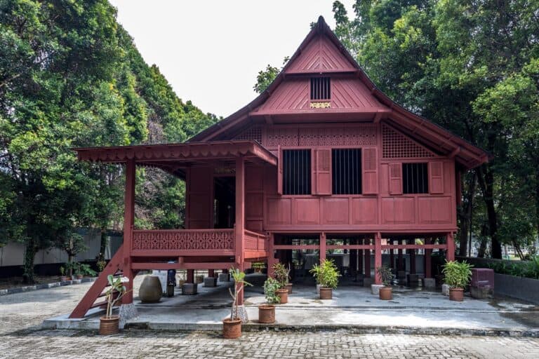 La maison traditionnelle Bugis : surélevée et pleine de symboles